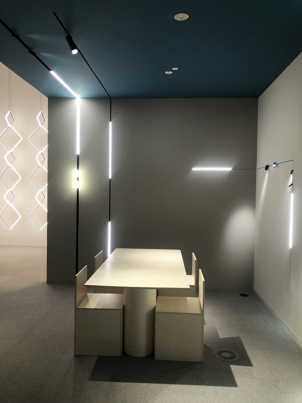 Book an appointment presentation | Flos